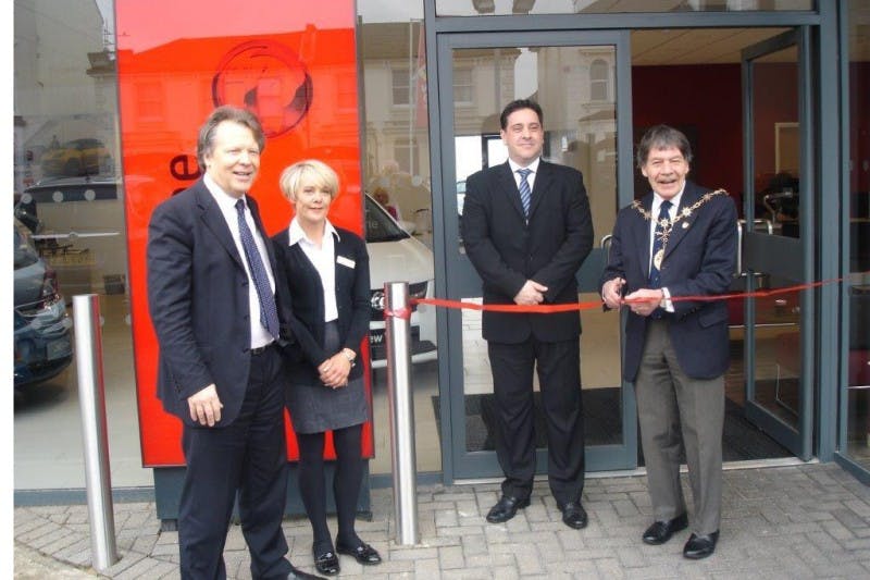 GRAVESHAM MAYOR OPENS NEW VAUXHALL SHOWROOM AT WJ KING GRAVESEND - Group